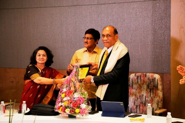 Dr Gangadhar M. Warke, Founder & CMD, HiMedia Laboratories, is honoured ...