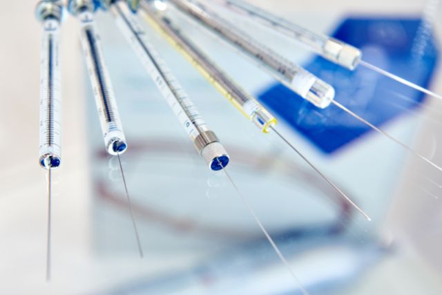 What makes a peak broad in gas chromatography?